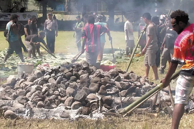 Mengenal Tradisi Bakar Batu, Simbol Persatuan dan Rasa Syukur ...